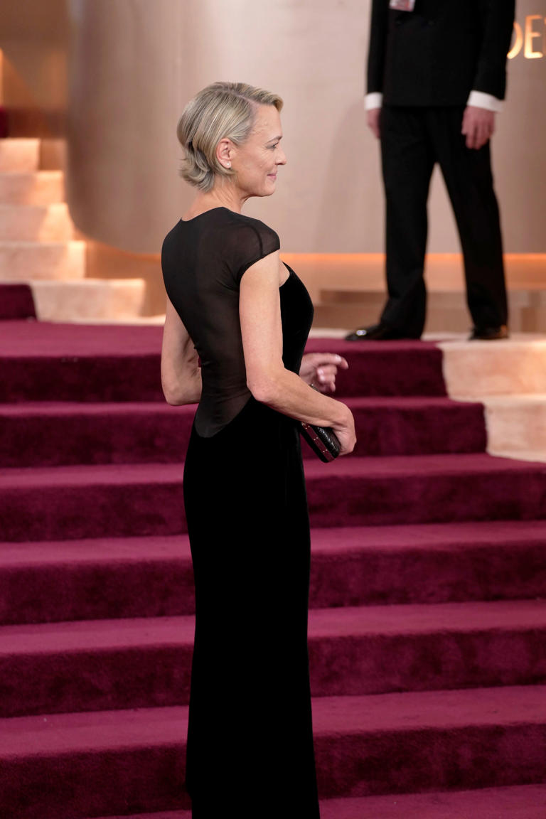 El escote frontal del vestido de Robin Wright es precioso pero, por ...