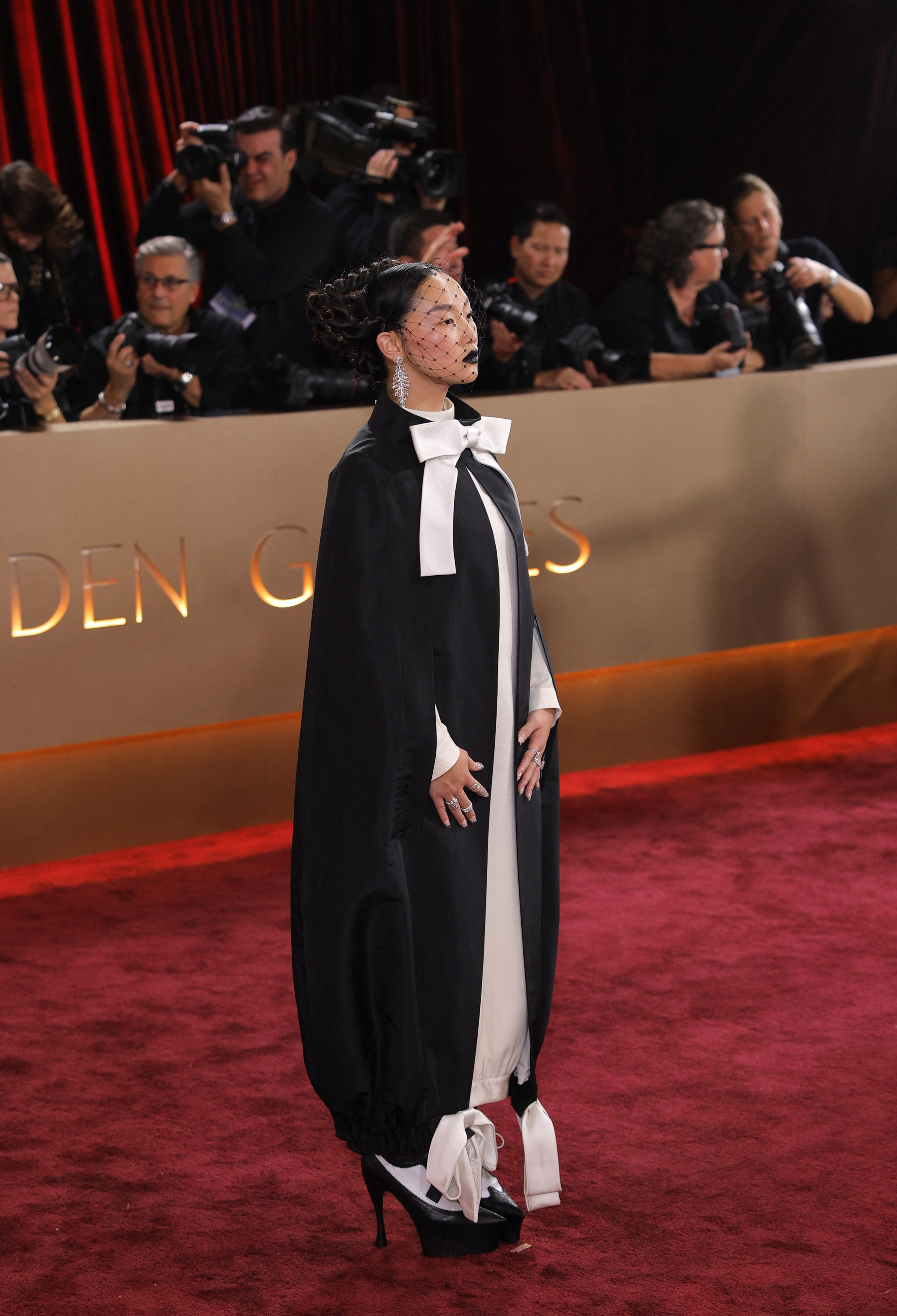 Golden Globes 2026 live updates: Red carpet looks and celebrity ...