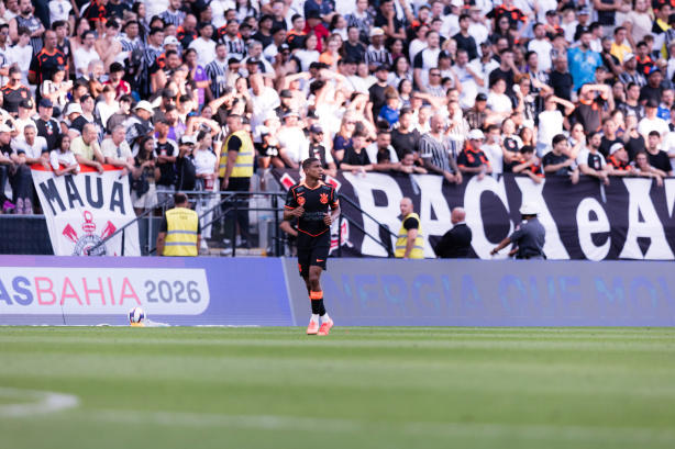 Lateral da base volta a entrar em campo pelo Corinthians após quase um ano