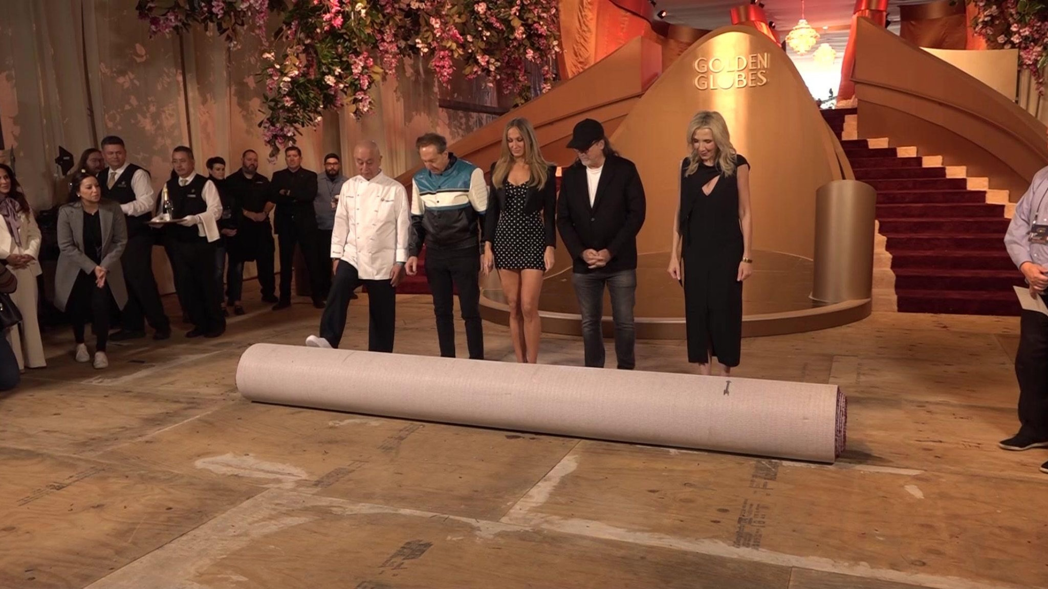 Golden Globes 2026, il momento in cui viene srotolato il tappeto rosso