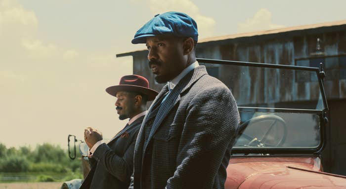 Hailee Steinfeld debuted her baby bump in a gorgeous mirrored pink gown ...