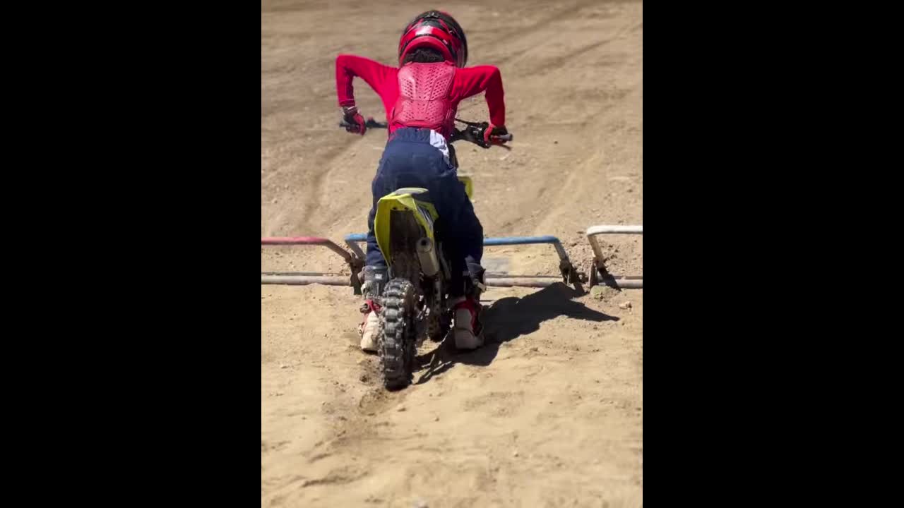 Kids take on sharp turns in thrilling mini motocross race in California ...