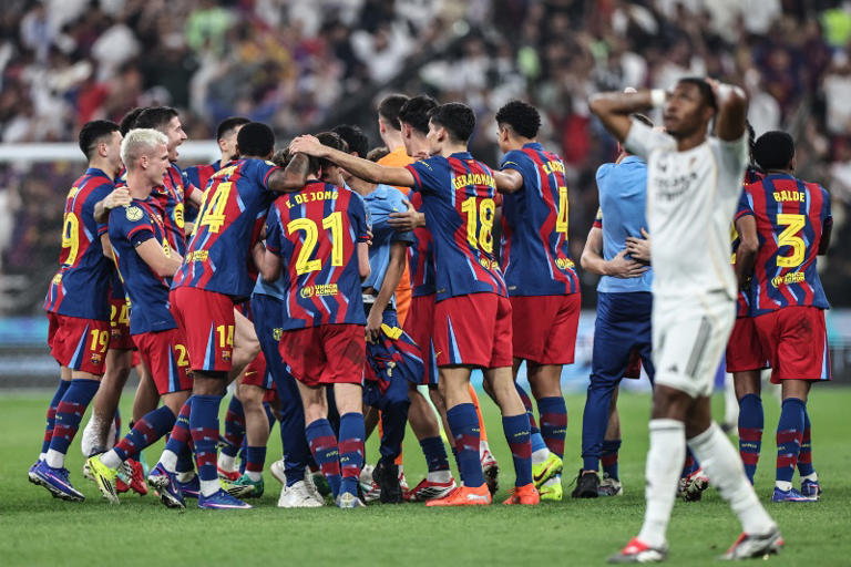 Barcelona manda en el Clásico y levanta la Supercopa de España ante el ...
