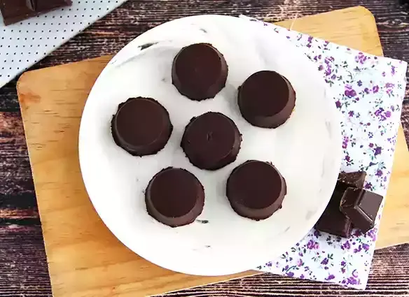 Bombones de chocolate negro con caramelo y almendras