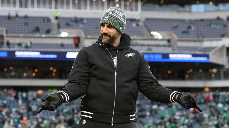 Eagles' Nick Sirianni, AJ Brown scream at each other on sideline during ...