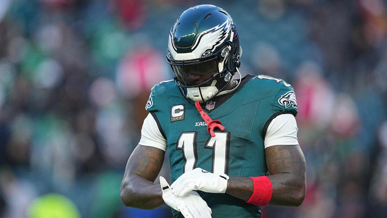 Eagles' Nick Sirianni, AJ Brown scream at each other on sideline during ...