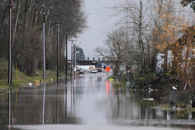 Heavy rain brings new flood threat to Washington