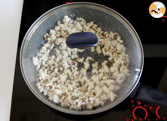 Pizza-flavored popcorn