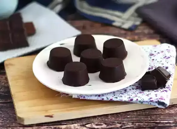 Bombones de chocolate negro con caramelo y almendras