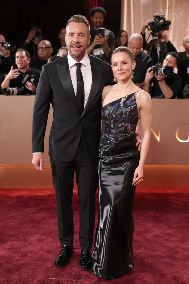 Kristen Bell's liquid gown at the Golden Globes 2026 is a major optical ...