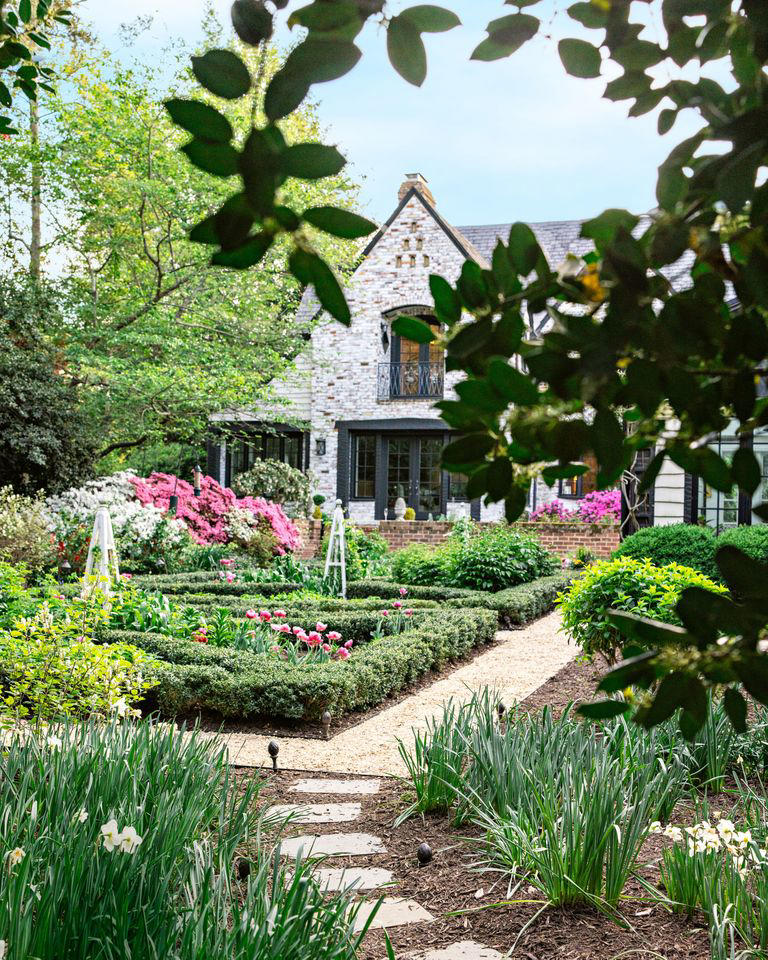 This retired dentist’s backyard is overflowing with flowers—and she ...