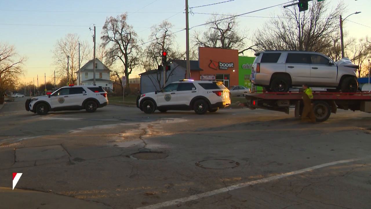 Des Moines crash ruptures gas line, causes road closures