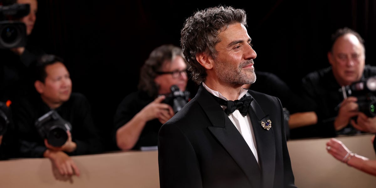 Oscar Isaac is stunningly handsome in a black tux and jeweled brooch at ...