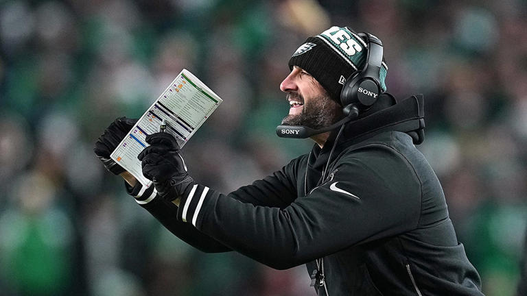 Eagles' Nick Sirianni, AJ Brown scream at each other on sideline during ...