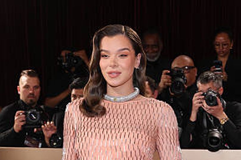 Hailee Steinfeld shows off baby bump at Golden Globes as she skips ...