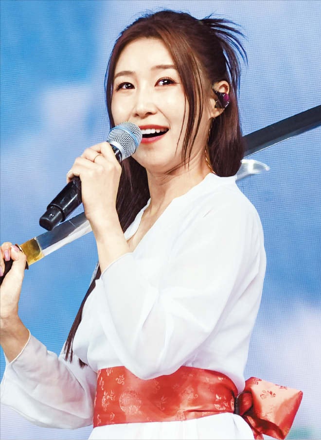 Lee So-na's sword dance transforms trot stage