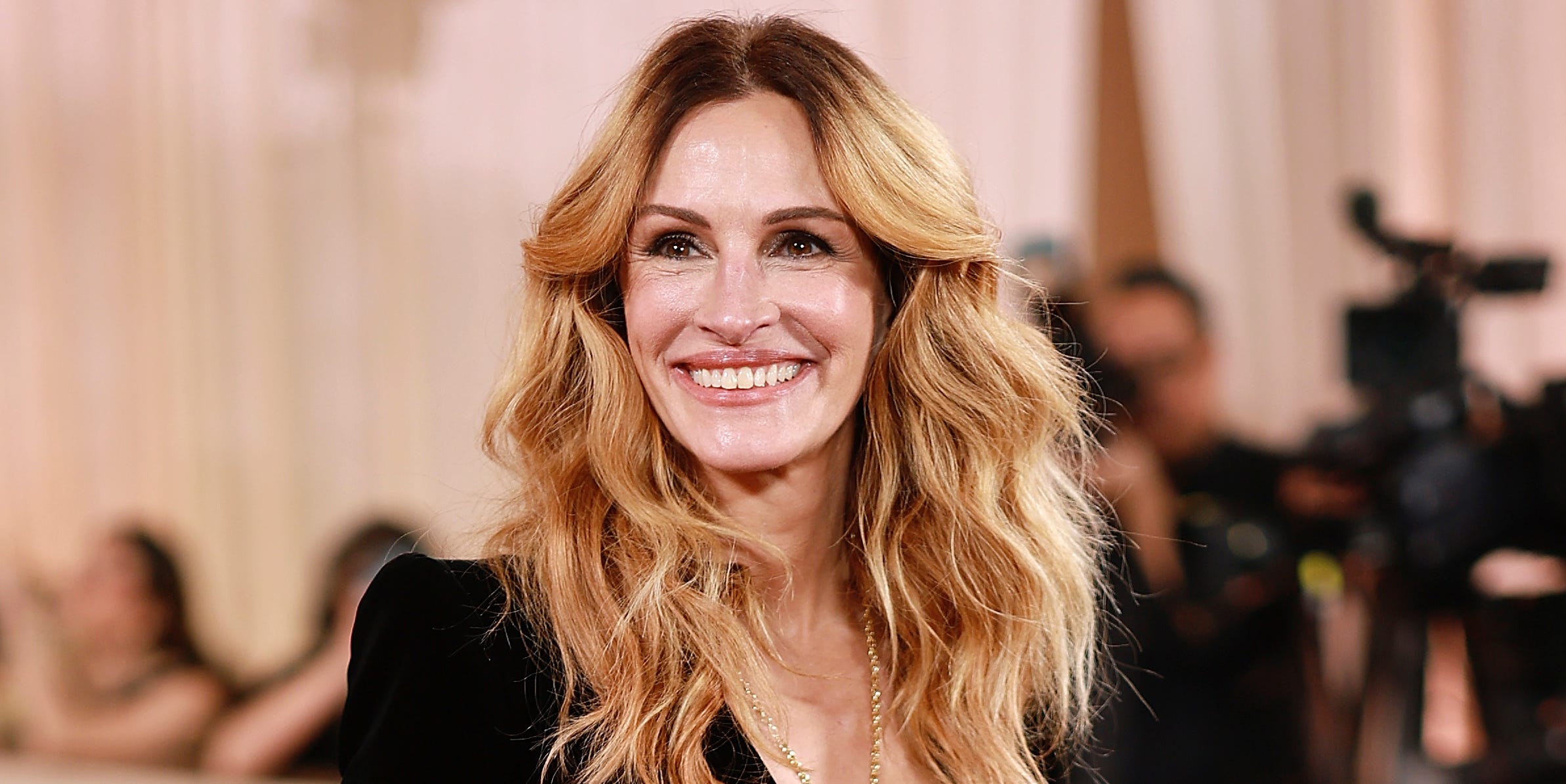 Julia Roberts tops off her timeless Golden Globes gown with some ...