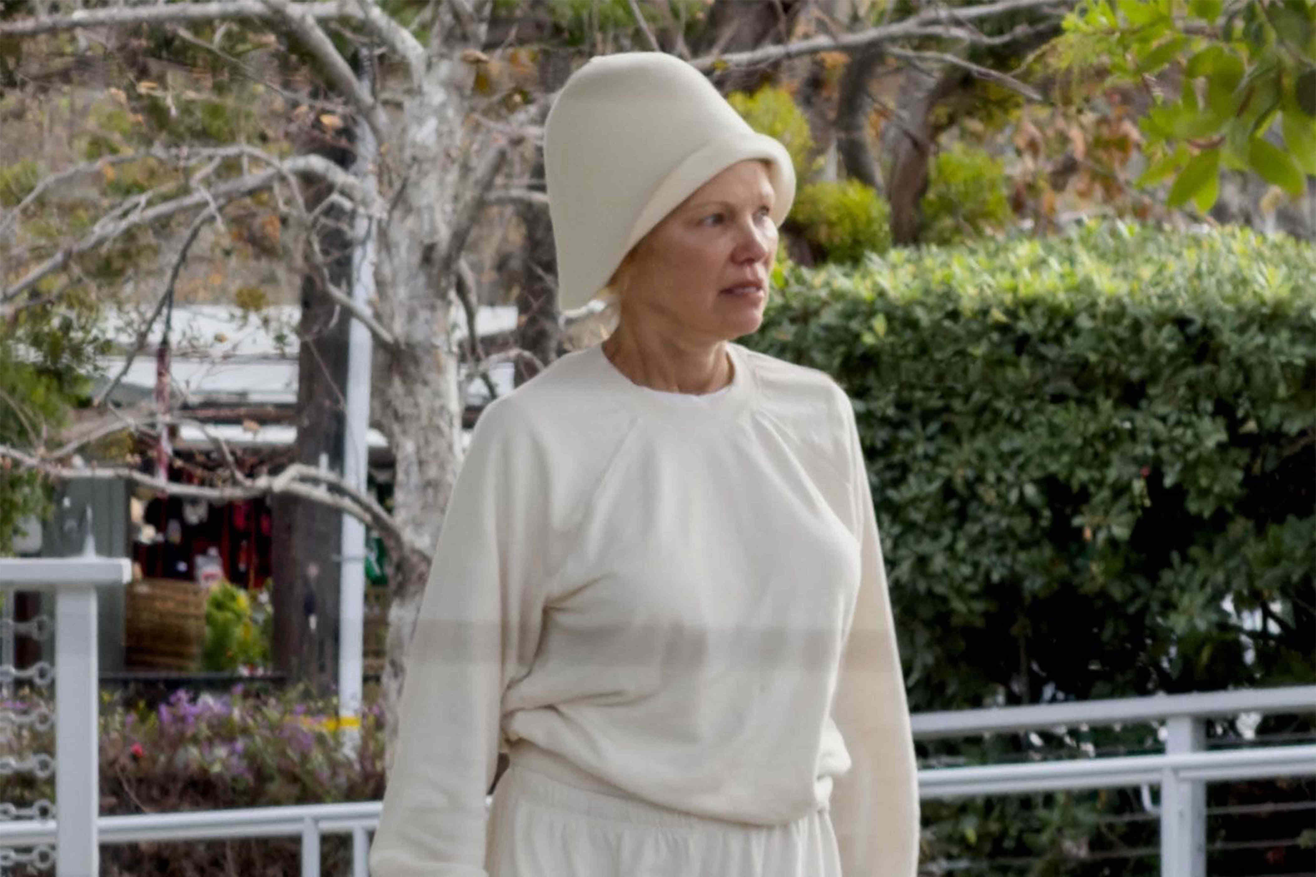 Pamela Anderson’s cozy winter outfit blueprint is a staple for celebs ...