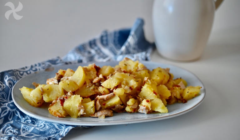 Ensalada de patata y pollo asado, con salsa de mostaza
