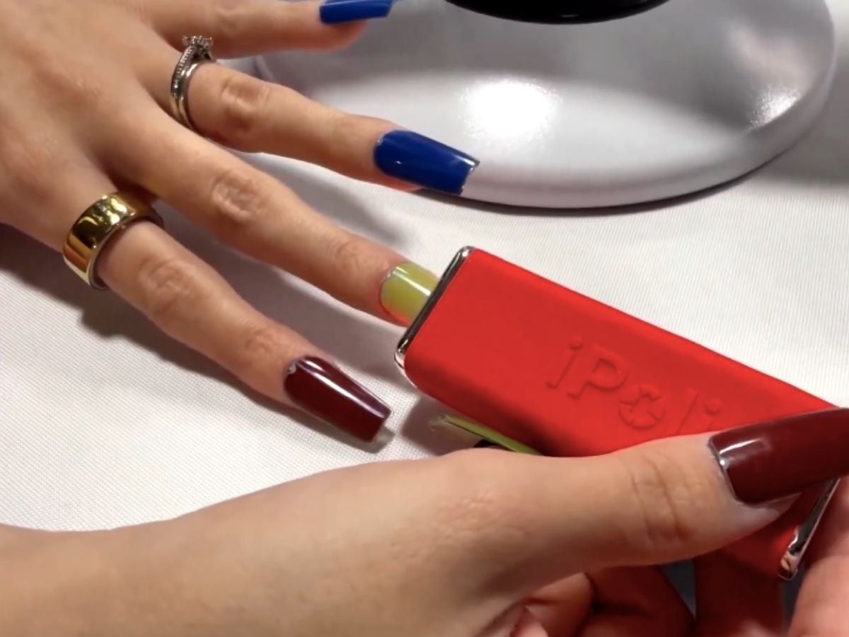 Estas uñas inteligentes cambian de color en 5 segundos y ya son virales ...