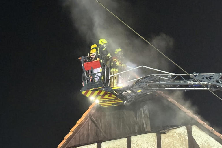 Großeinsatz der Feuerwehr: Scheune steht am Abend in Flammen