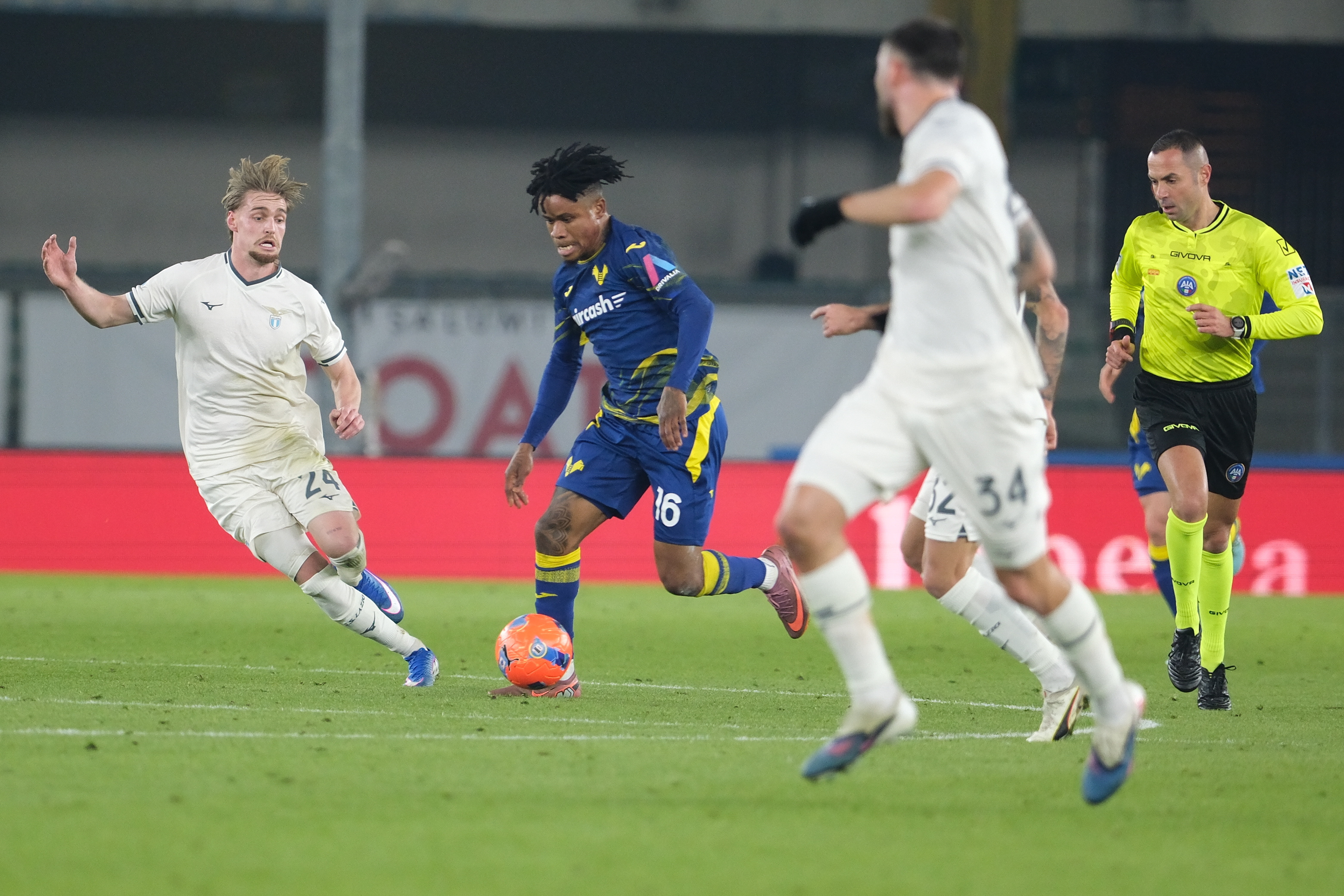 Taylor beleeft geslaagde vuurdoop: Lazio wint in Verona zonder zelf te ...