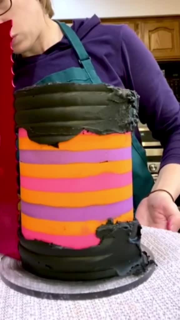 Decorating a spooky striped Halloween cake with hidden colors