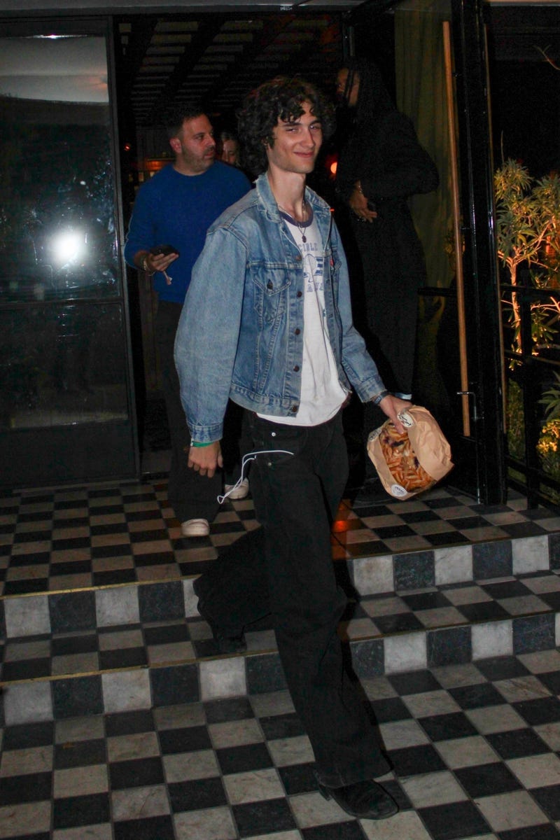 Taylor Swift Is the Sourdough Fairy of Los Angeles—Just Ask the Haim ...