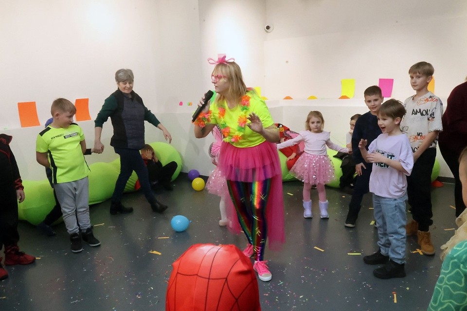 Karnawałowe warsztaty UV party dla dzieci w legnickim Centrum Witelona ...