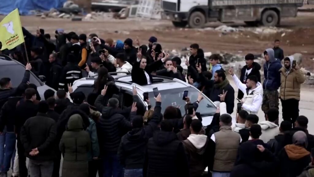 Civiles y combatientes kurdos llegan a Qamishli tras evacuación de ...