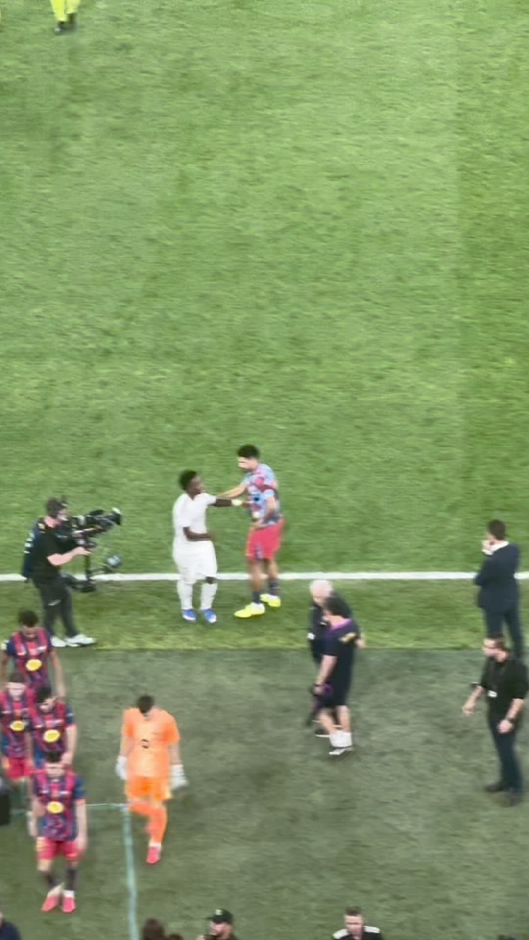 Pita el descanso y Araujo espera a Vinicius: charla intensa entre ambos