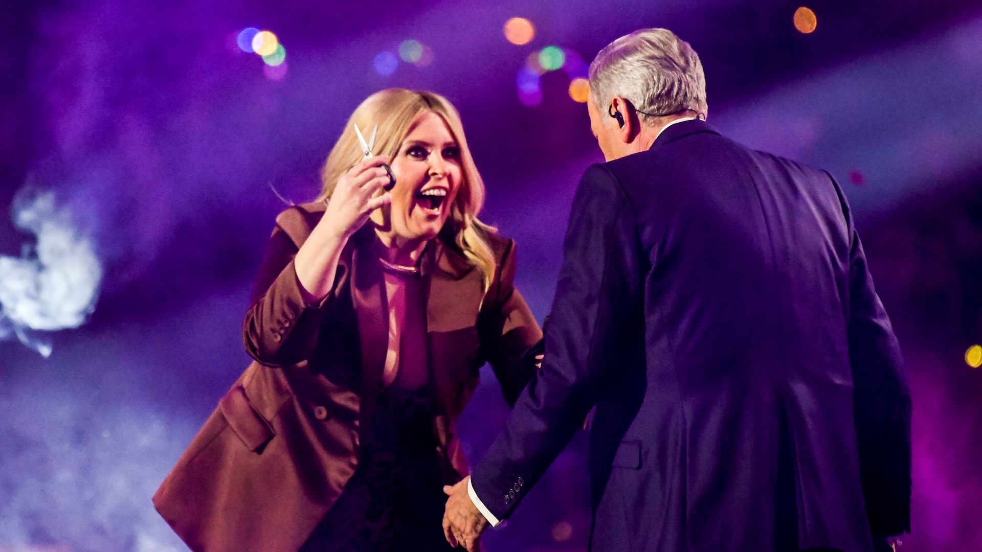 Auf der „Schlagerchampions“-Bühne zieht Maite Kelly plötzlich eine Schere