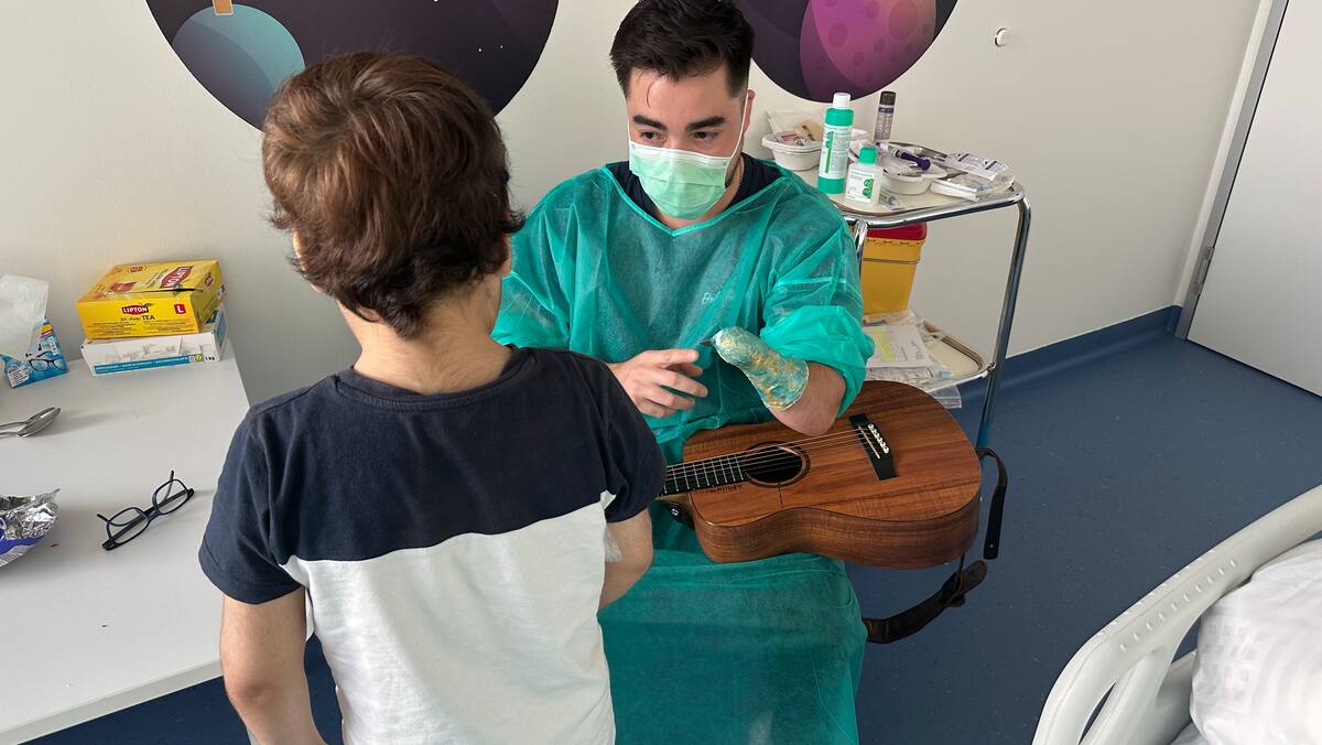 « Pourquoi il n'a pas de main ? »: Ce chanteur lausannois apaise les ...