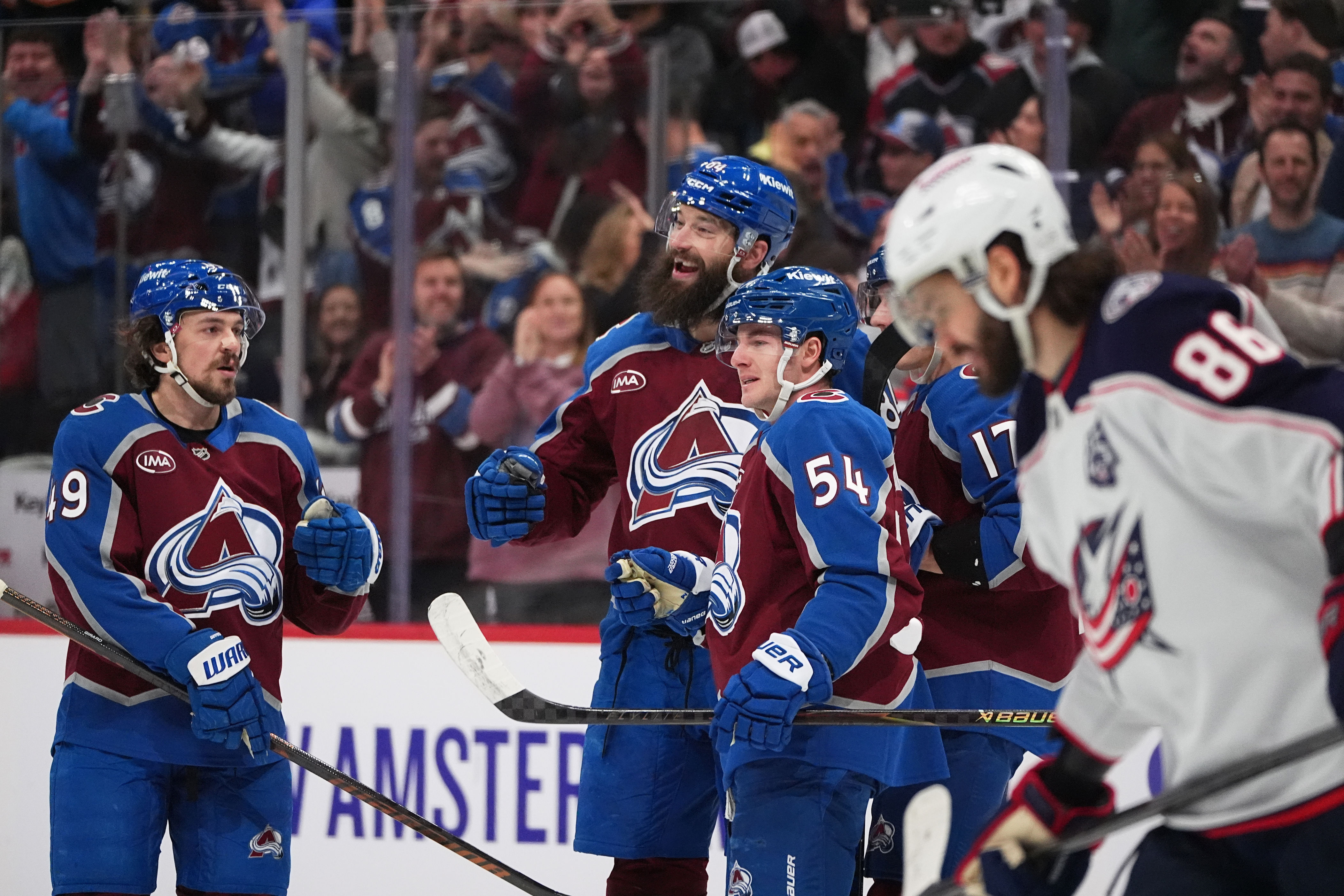 Avalanche run their home winning streak to 17 games, one away from ...