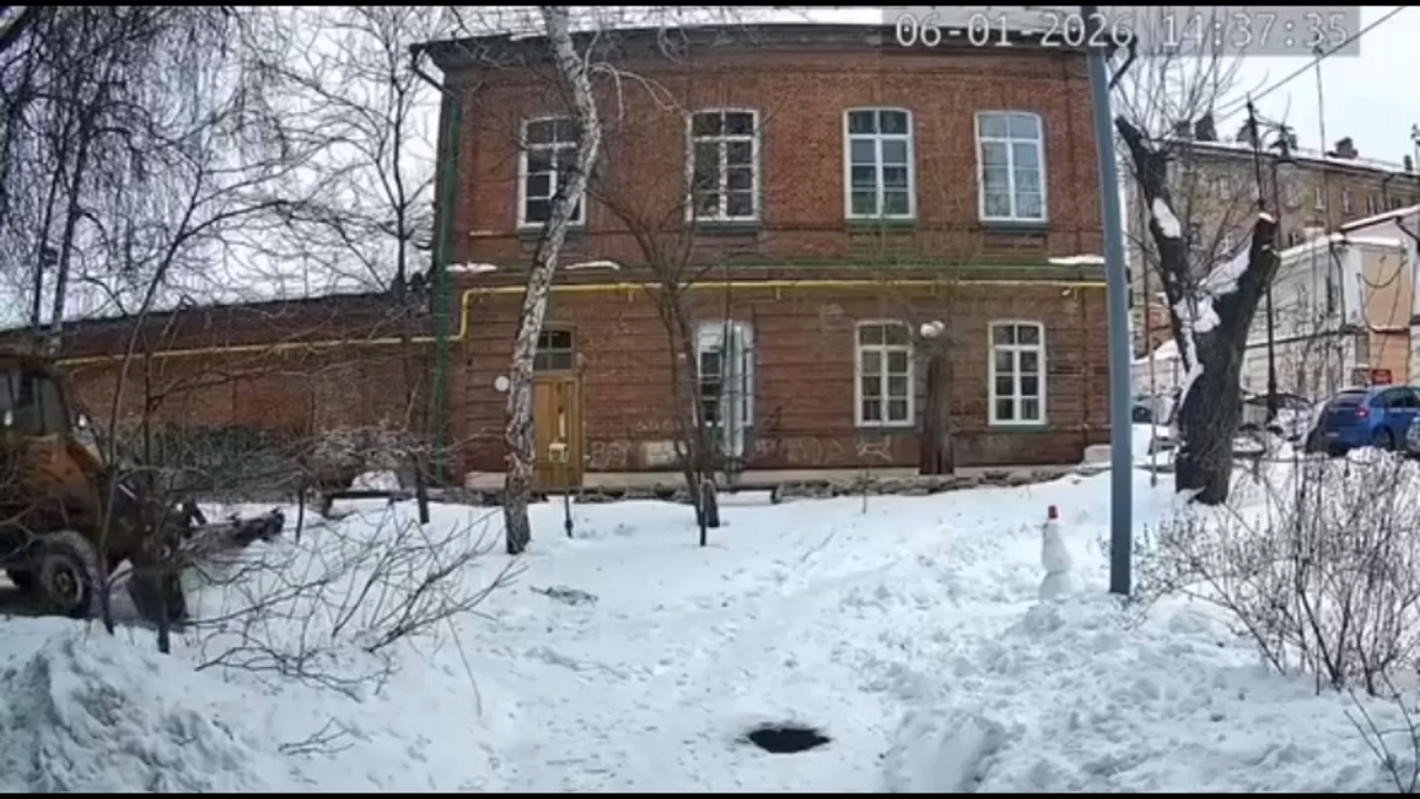 Snowplow driver saves a snowman in Orenburg, Russia