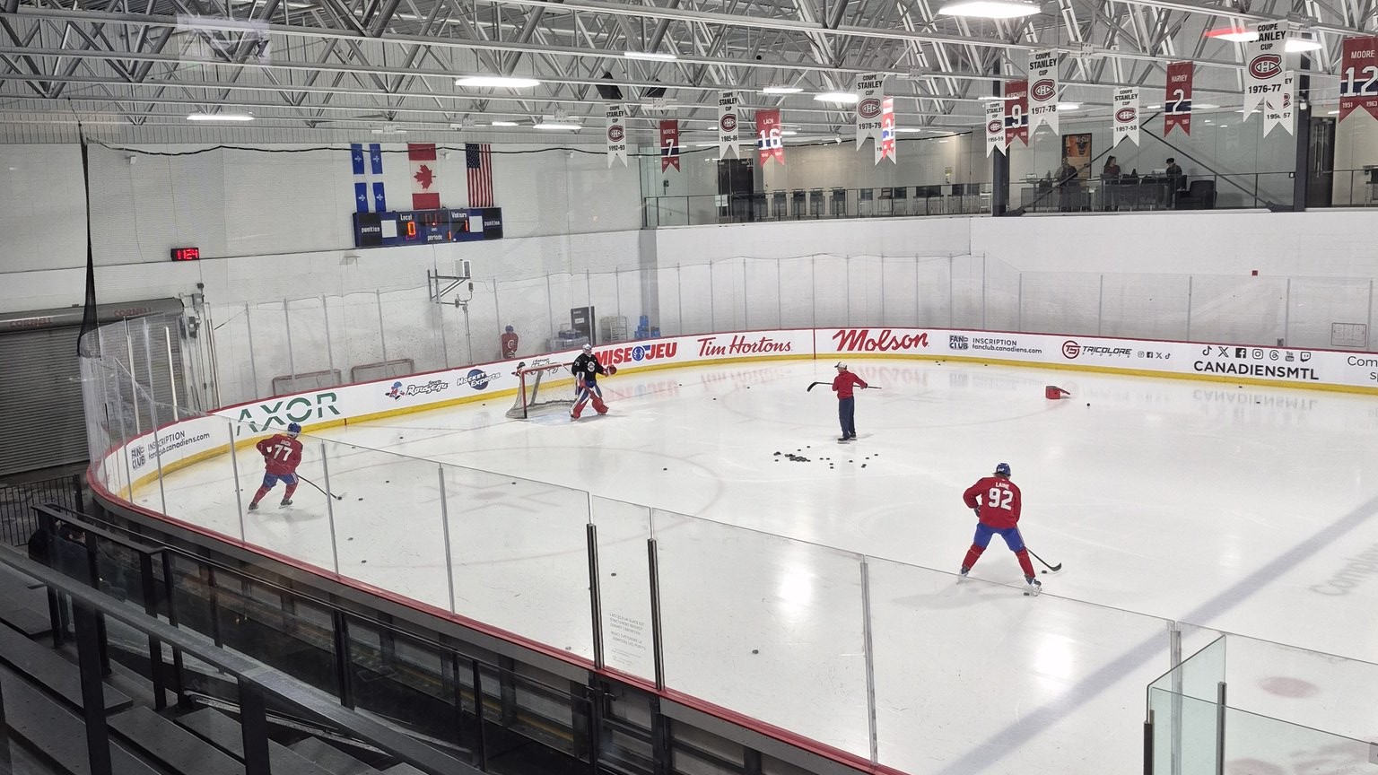 Patrik Laine, Kirby Dach et Josh Anderson se sont entraînés ce matin