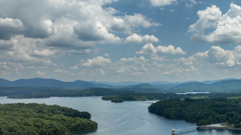 Between Atlanta and Pigeon Forge is a beautiful Blue Ridge Mountain ...