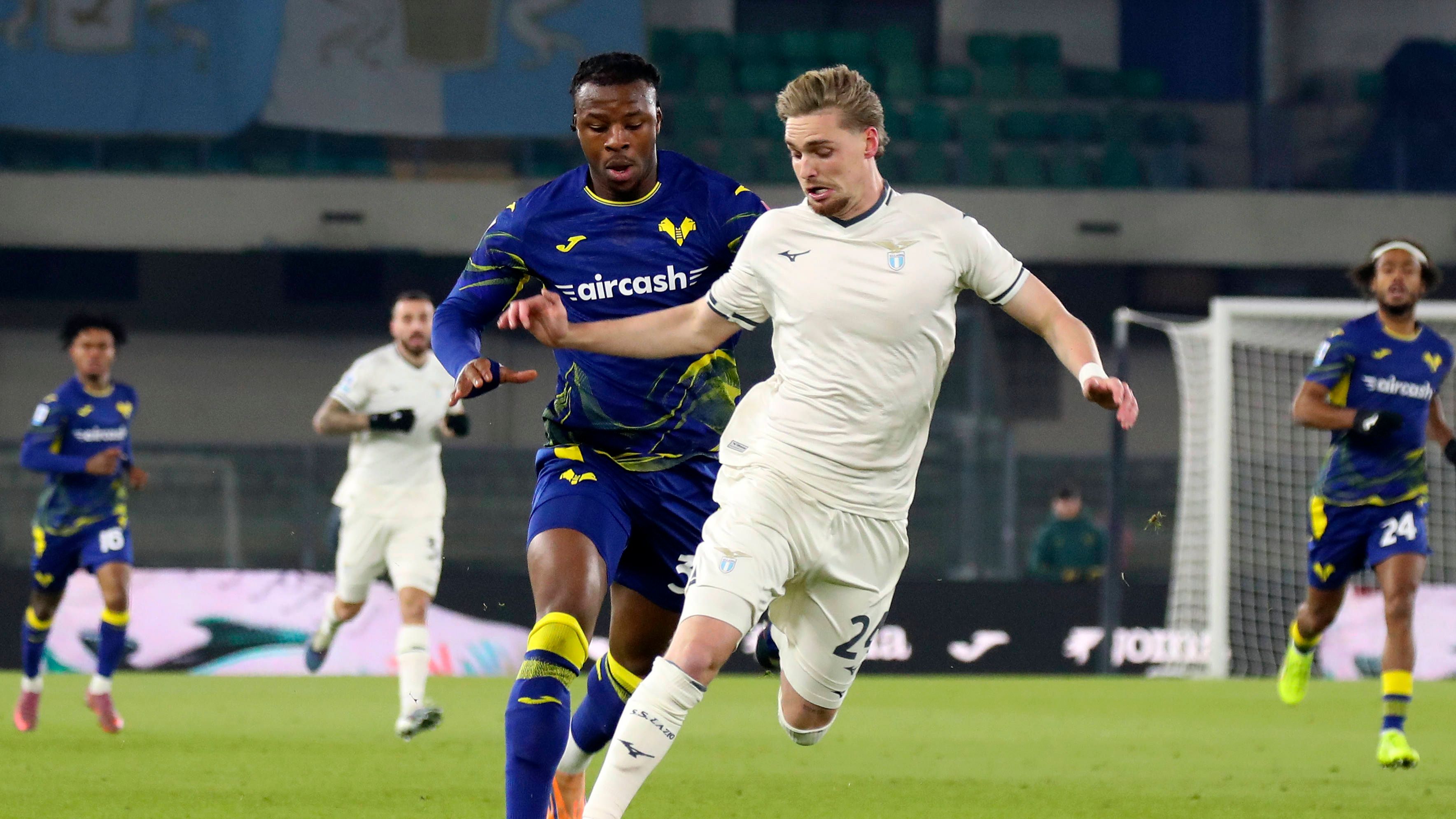 Kenneth Taylor kent ten koste van woedend Hellas Verona geslaagd debuut ...