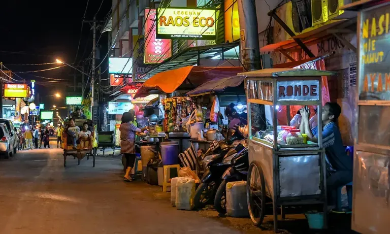 8 countries where dining out is cheap - and 2 where it's a luxury