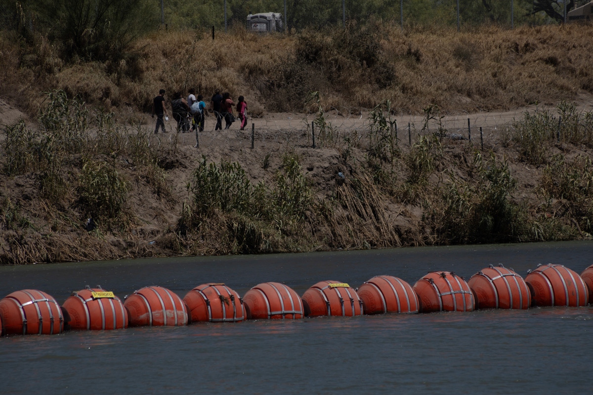 Embajada de EE.UU. advierte sobre barreras flotantes en el río Bravo