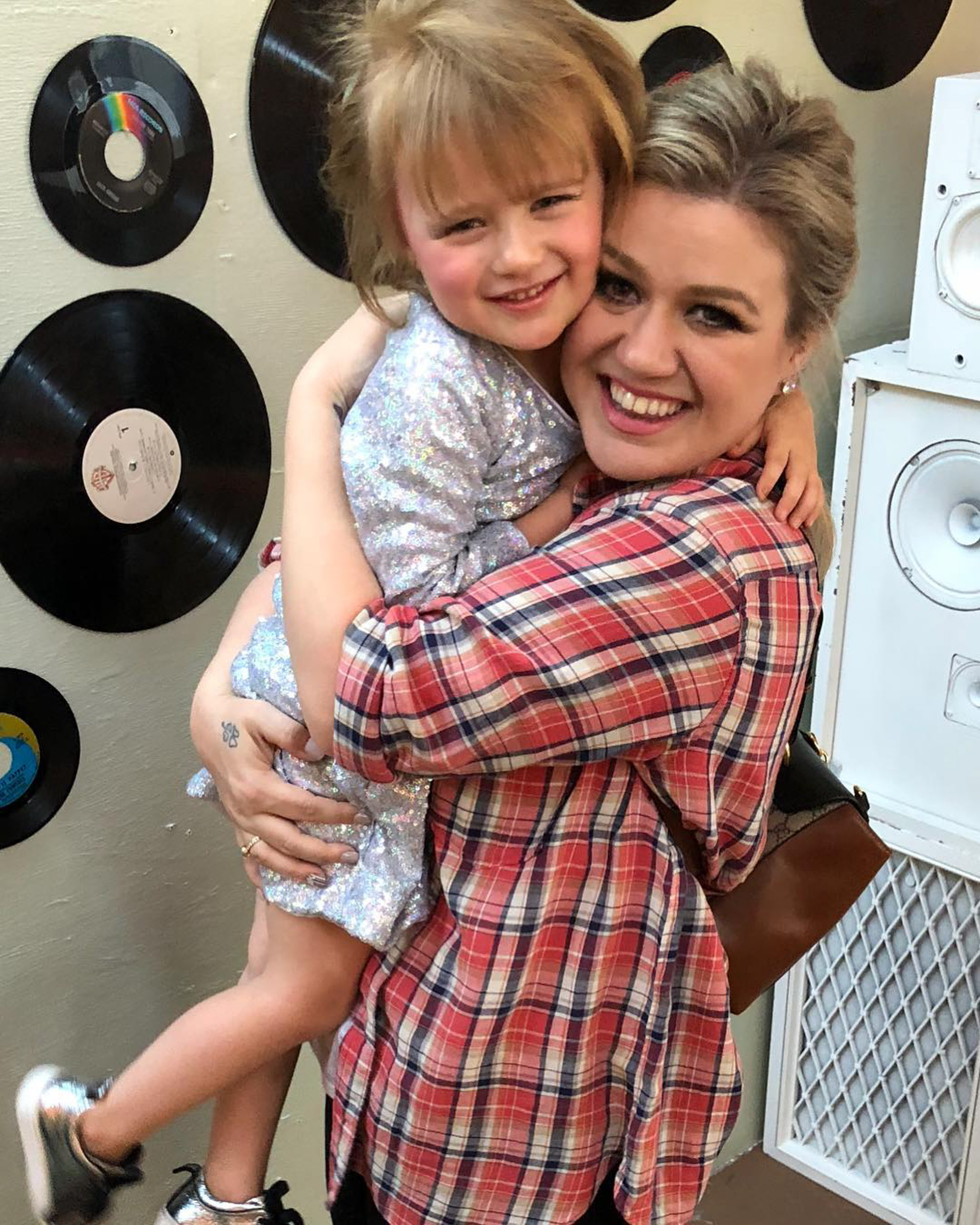 Kelly Clarkson gives rare update on how kids are coping 5 months after ...