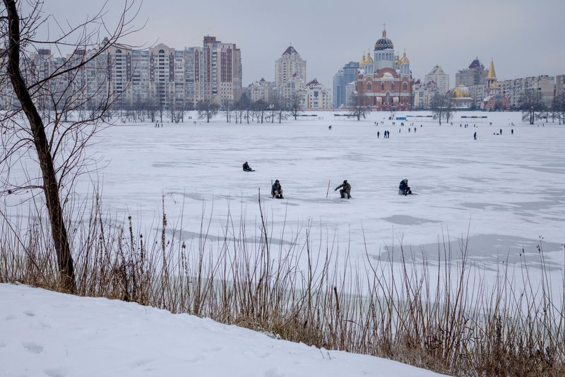 A thousand Kyiv apartment blocks still without heating after Russian strike