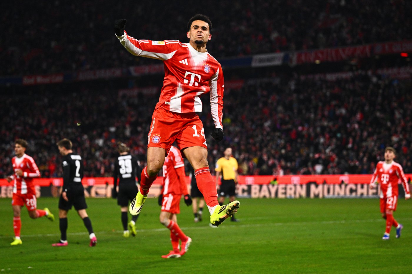 Bayern demolishes Wolfsburg 8-1 to go 11 points clear in Bundesliga