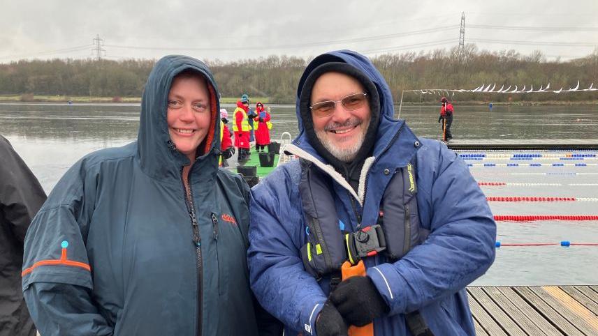 Swimmers break the ice for really cold contest