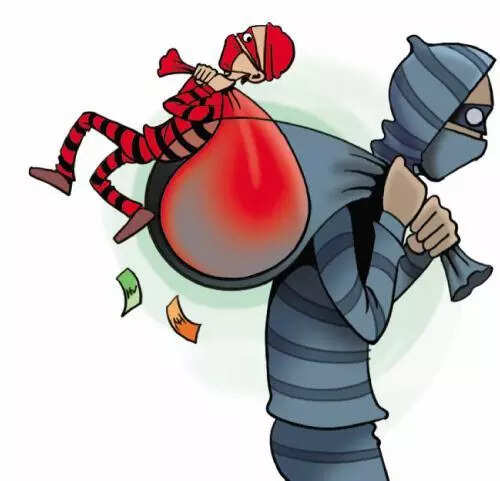 Teen hatches robbery plot at her home, three held in Yerawada