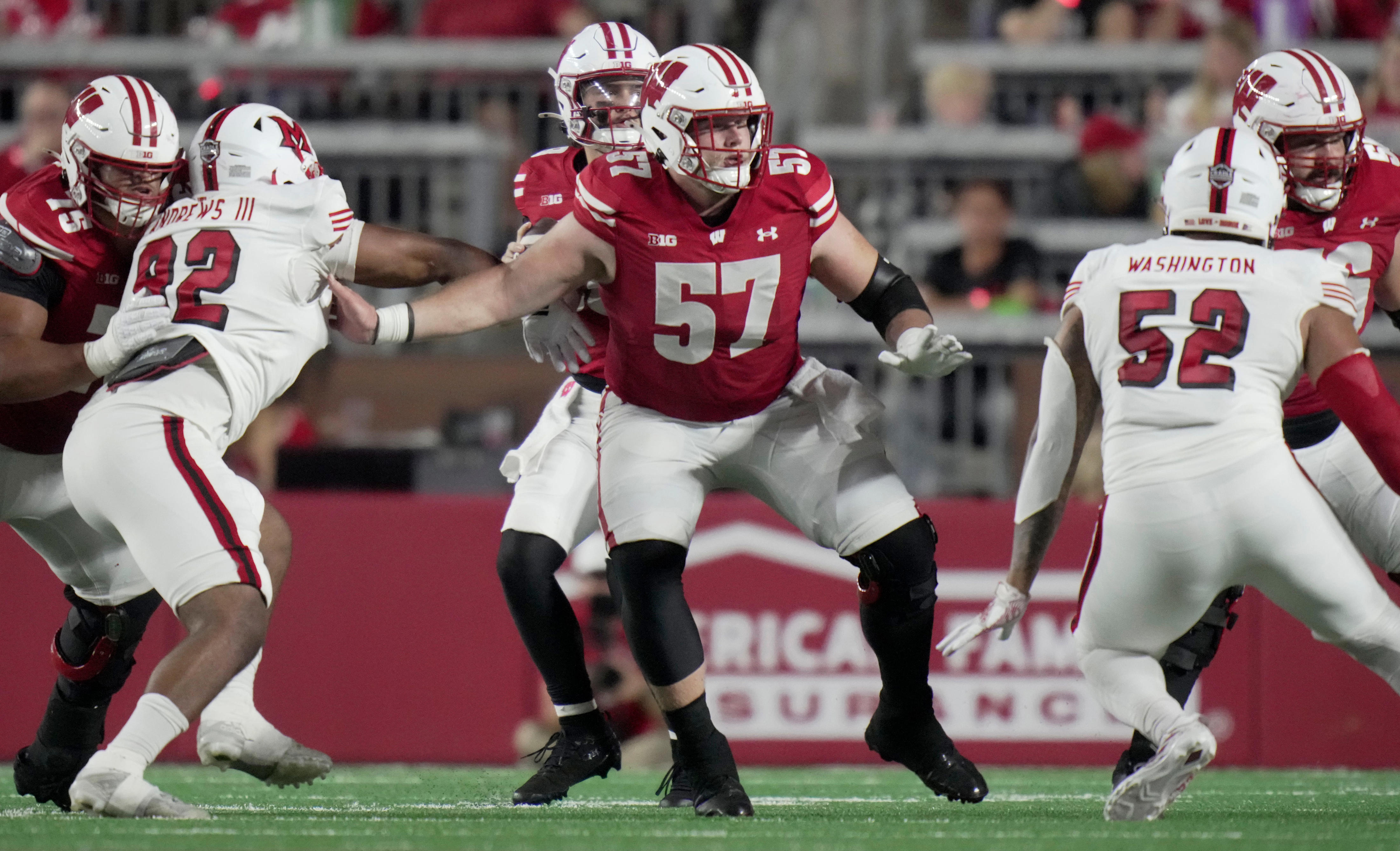 Wisconsin starting offensive lineman transfers to Big Ten school
