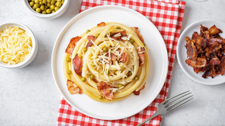 How chef Emeril Lagasse turns 5 ingredients into a delicious dinner for ...