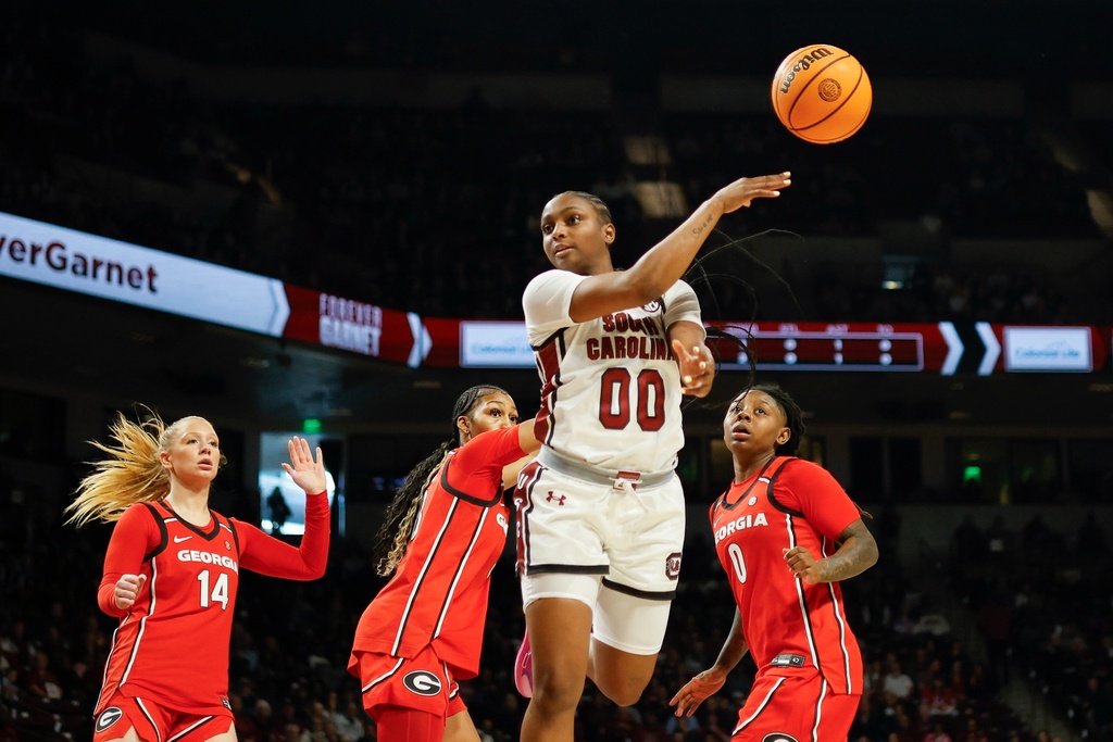 Okot, Edwards lead sluggish No. 3 South Carolina to 20th straight win ...