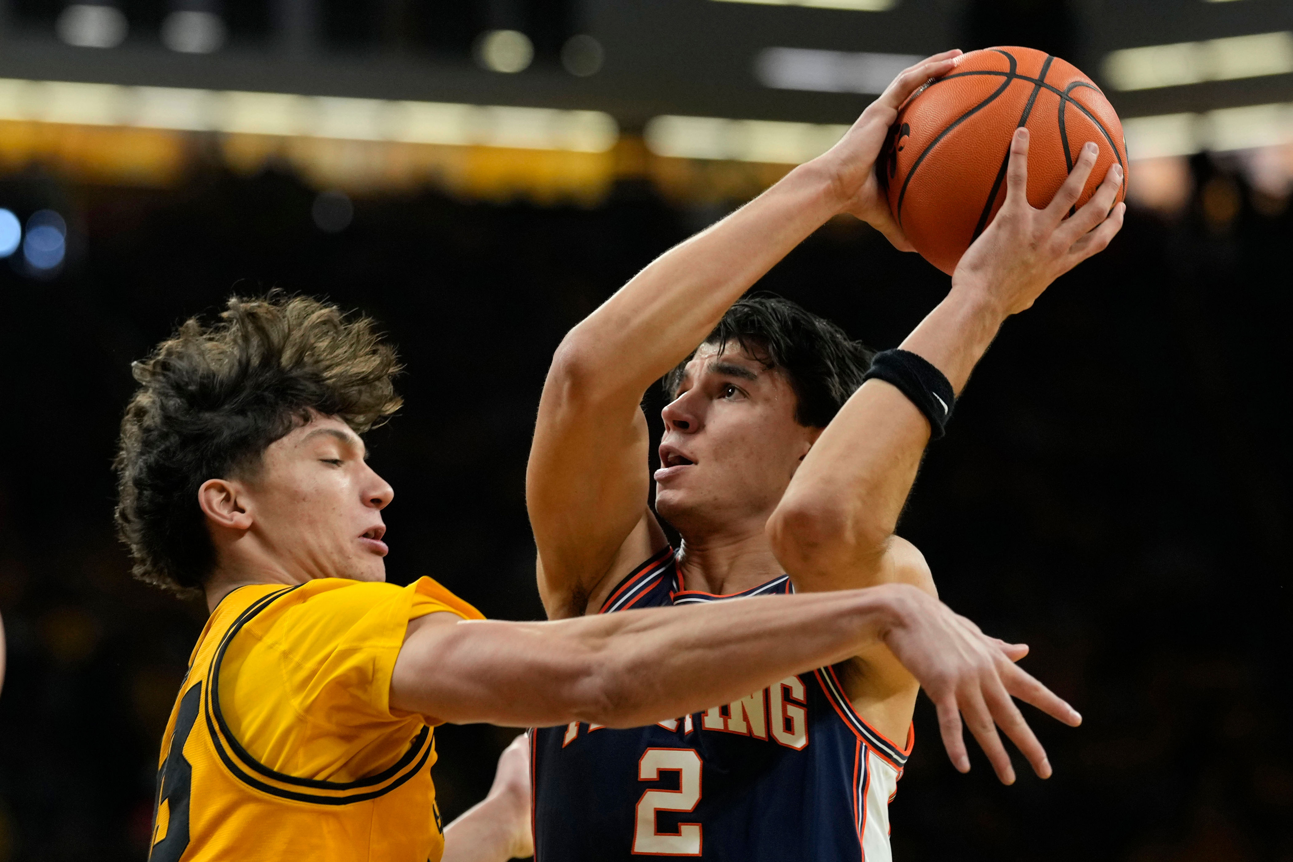 No. 16 Illinois builds big early lead, then holds off No. 19 Iowa, 75-69