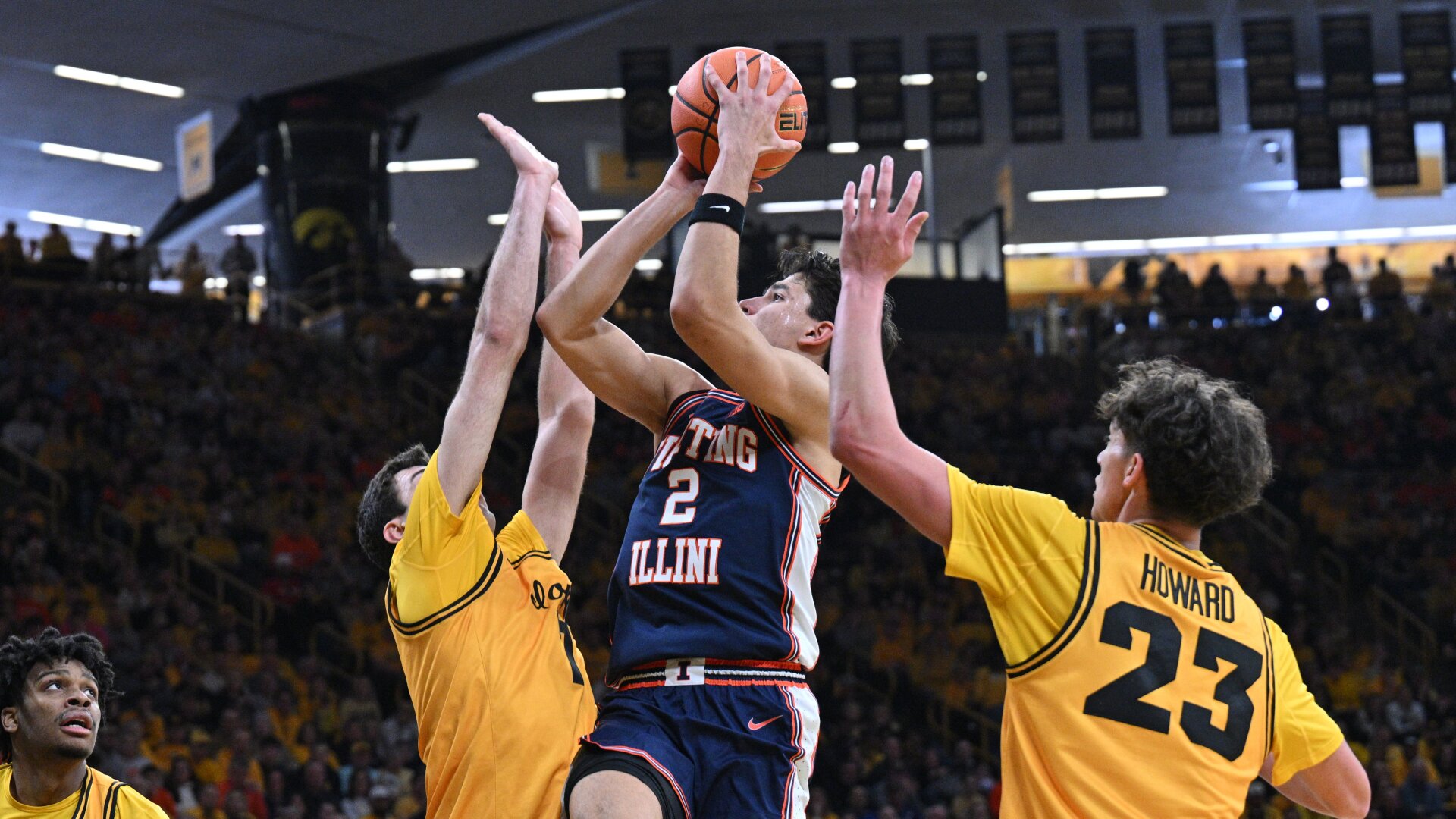 No. 16 Illinois builds big early lead, then holds off No. 19 Iowa